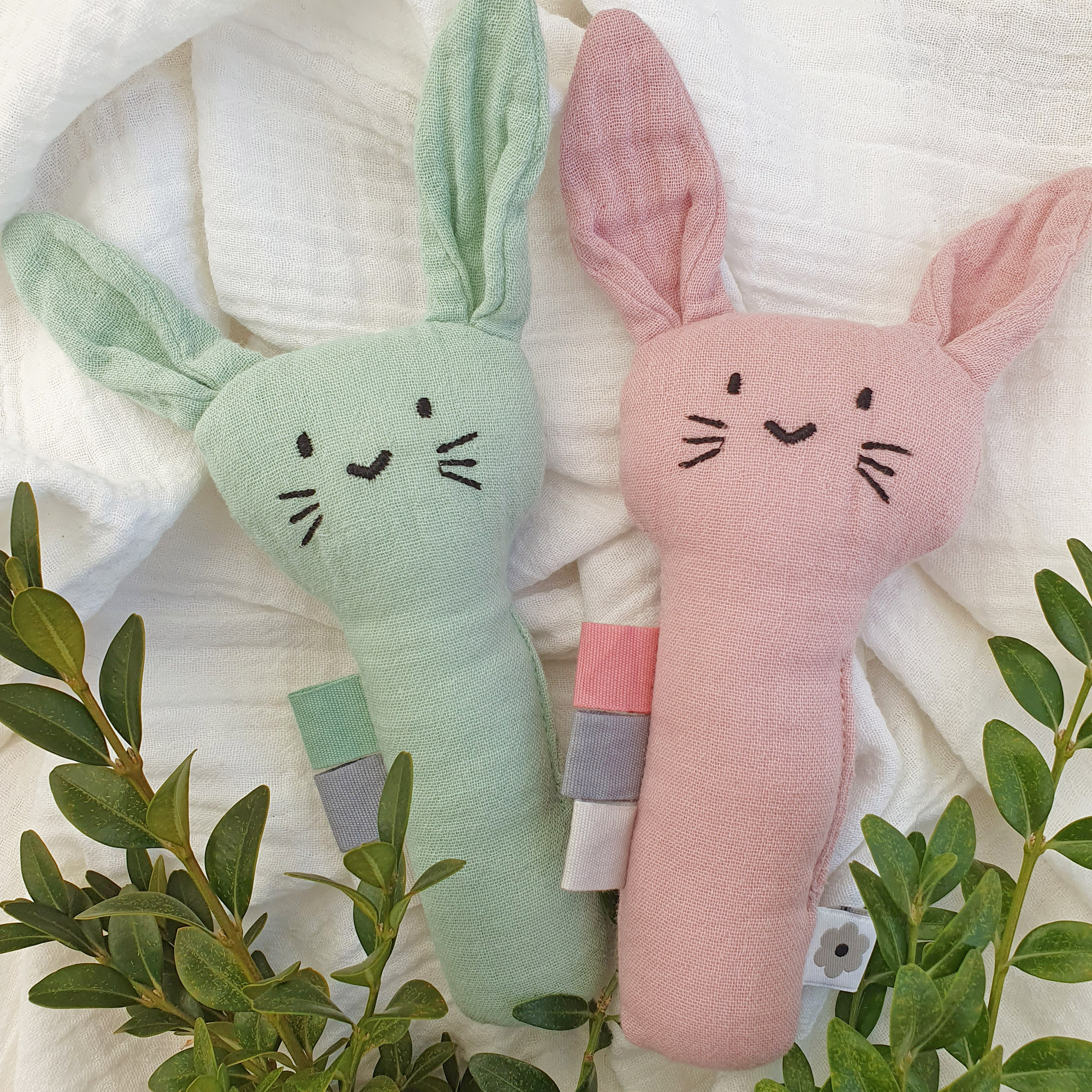 Soft rattle rabbit cameo green | Summerville organic